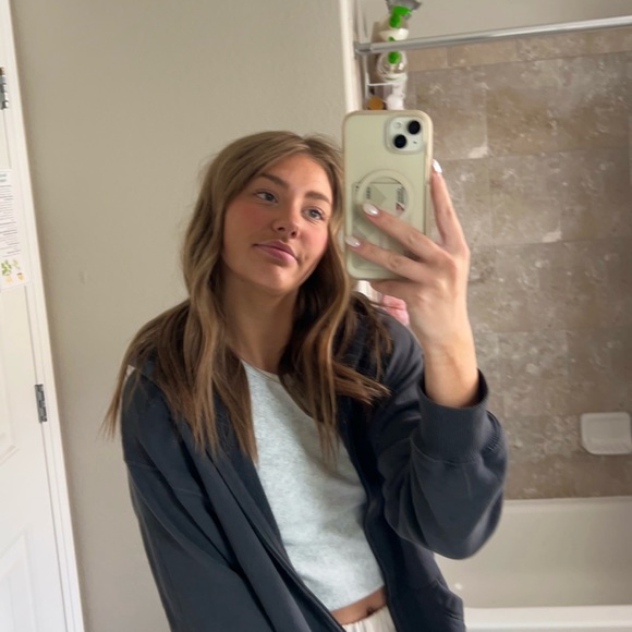 Fiona's Closet (@fiona_jane) | Poshmark